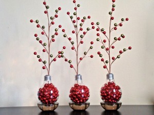 40+ Beautiful DIY Ways to Upcycle Lightbulbs #Lightbulbs #Upcycle